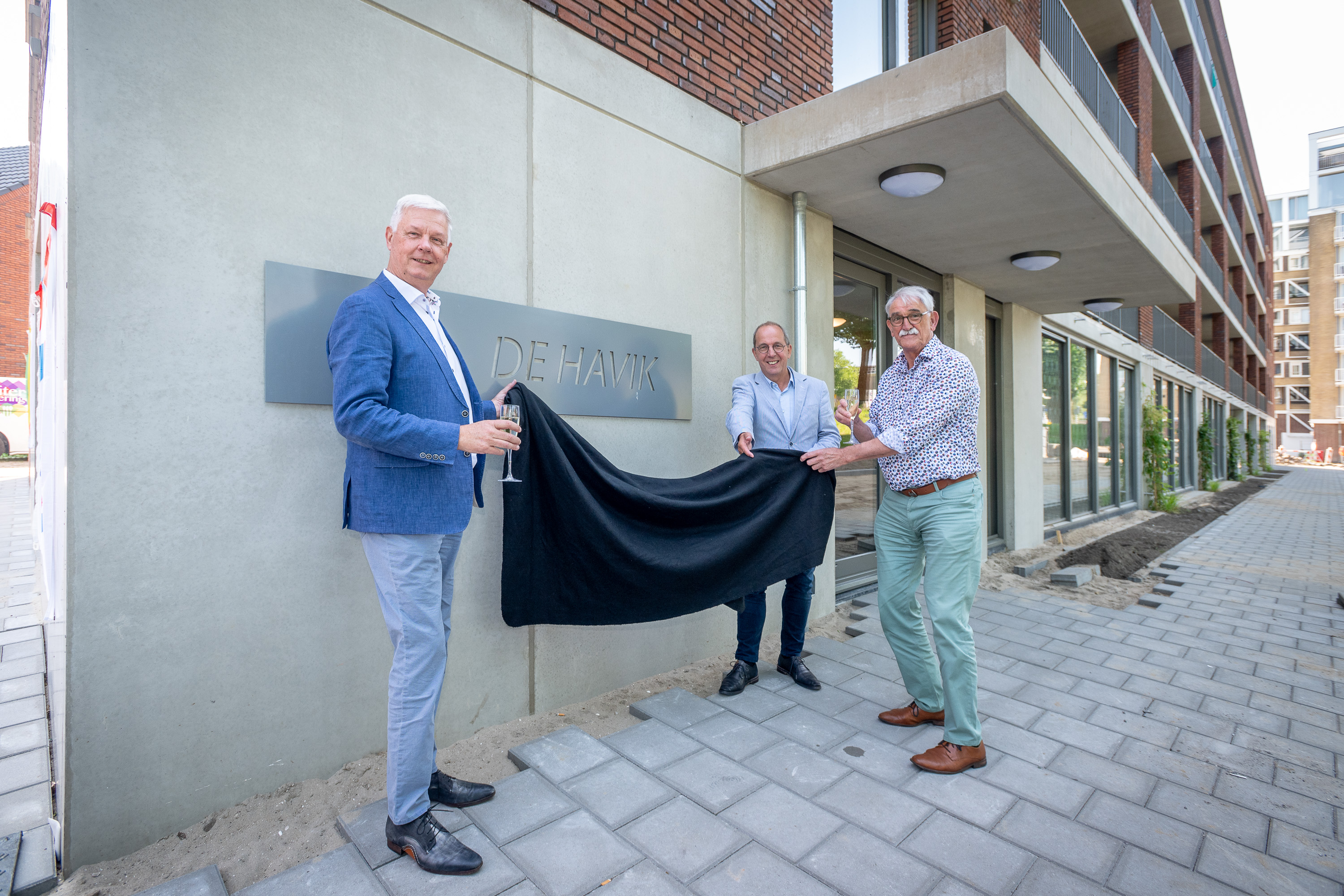 Feestelijke oplevering van 100 nieuwe huurappartementen aan de ...