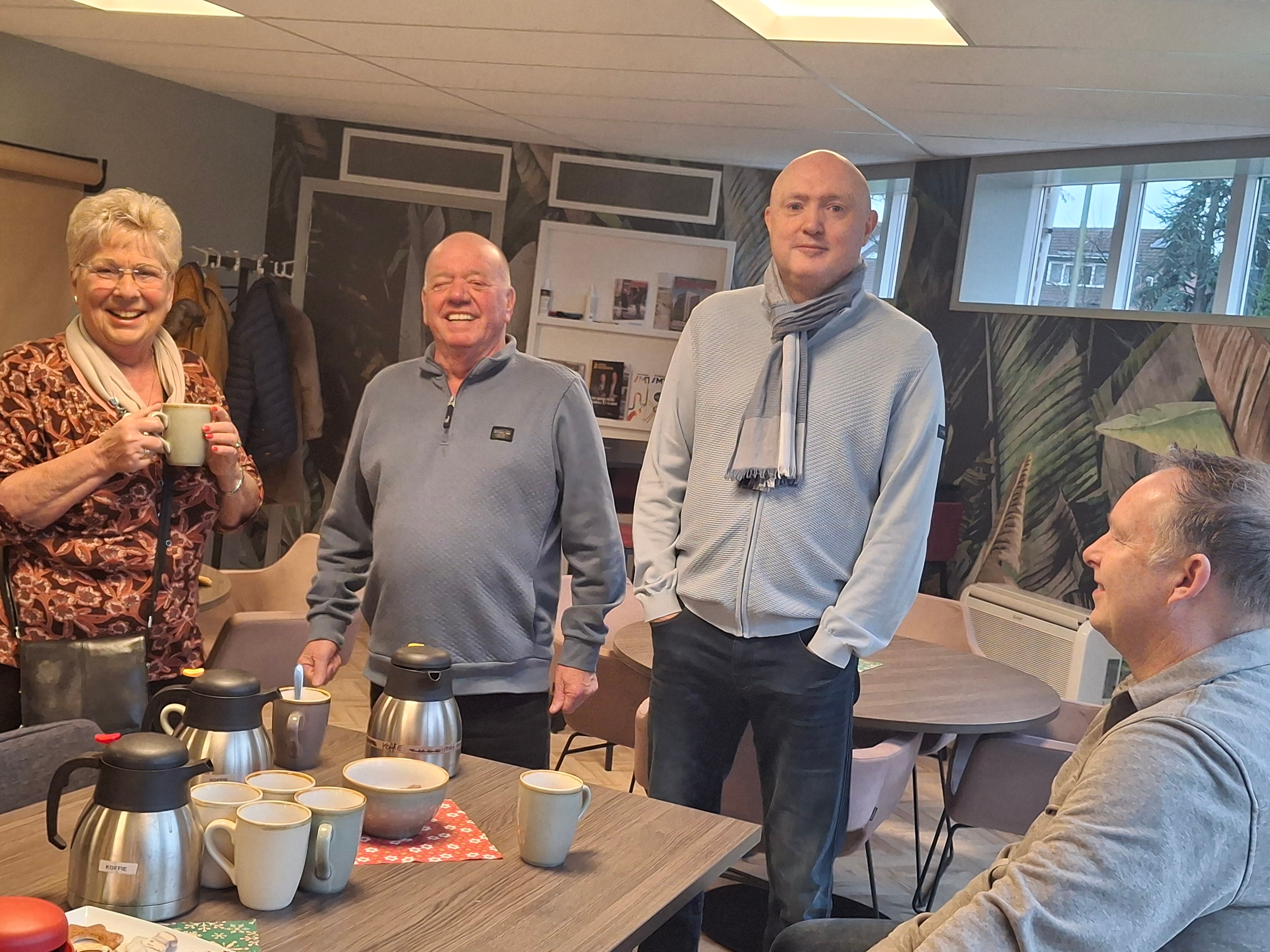 Gezellig samenzijn bij het uitdelen van kerstpakketten - Rijnhart Wonen
